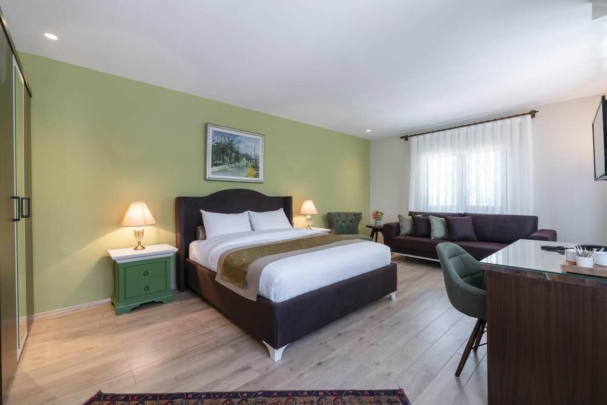 Quarto casal luxo, vista para a piscina | Roupas de cama premium, frigobar (abastecido com alguns itens grátis)