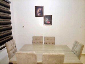 Apartamento de Luxo, 4 quartos, não fumadores, Vista para a cidade | Sala de estar | Televisor LED de 40 polegadas com canais por cabo, televisor 