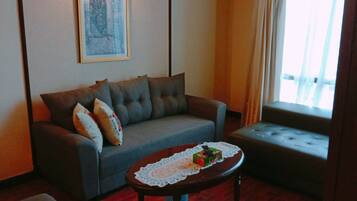 Quarto (Deluxe Superior Suite) | Sala de estar | Televisor LED de 32 polegadas com canais por cabo, televisor