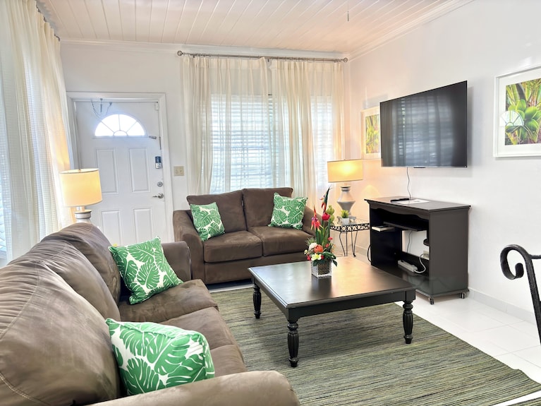 Beautiful Poolhouse, 3-minute Walk To Saunder's Beach! - Nassau