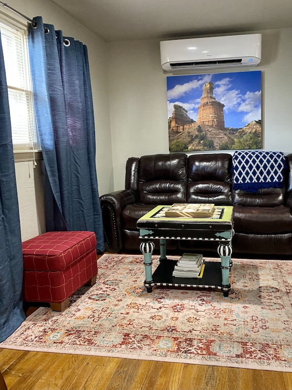 Rock Island Rail House. Dog Friendly, Private 6ft. Fenced Yard - Amarillo, TX