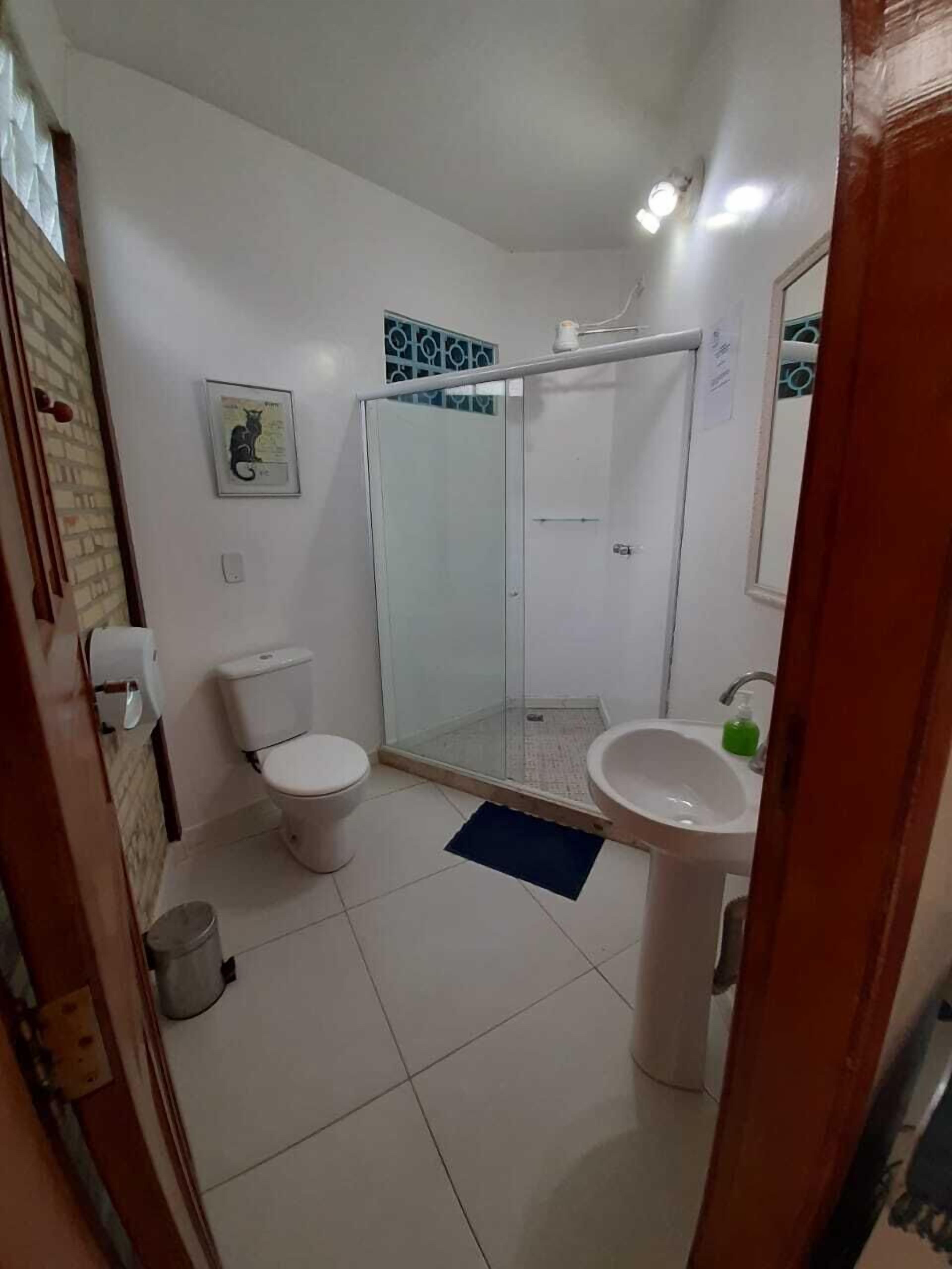 Chuveiro, toalhas de banho