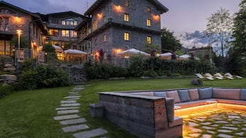 Fachada do alojamento (tarde/noite)