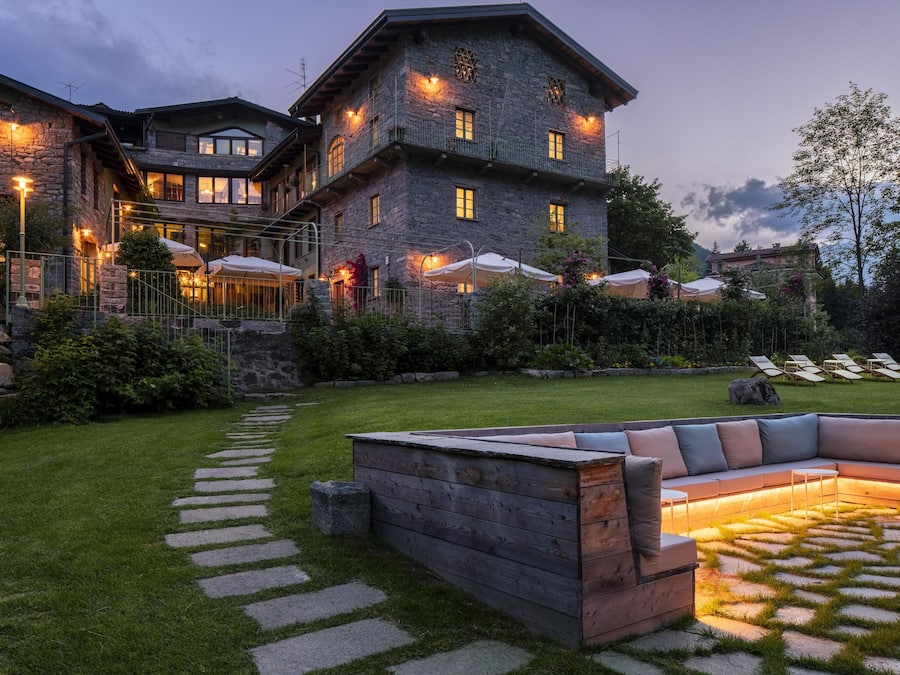 Fachada do alojamento (tarde/noite)