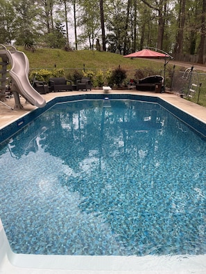 Piscina exterior, guarda-sóis, espreguiçadeiras 