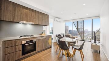 Apartamento, 2 quartos, 2 banheiros | Cozinha privada | Geladeira grande, micro-ondas, fogão, cooktop