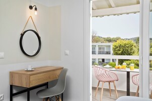 Quarto casal ou duplo luxo, vista para a piscina | Frigobar, escrivaninha, quartos à prova de som, Wi-Fi de cortesia