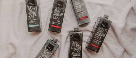 Seis frascos de produtos Ruby Care sobre uma toalha branca.