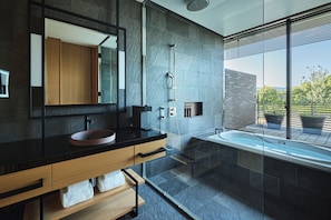Quarto, não fumadores (Rikyu Terrace Suite - King) | Casa de banho | Um secador de cabelo, roupões, chinelos, um bidé 