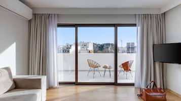 Apartamento luxo | Área de estar | Smart TV 38 polegadas com canais a cabo, TV
