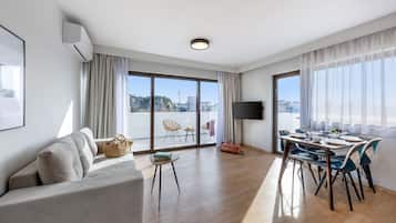Apartamento luxo | Área de estar | Smart TV 38 polegadas com canais a cabo, TV