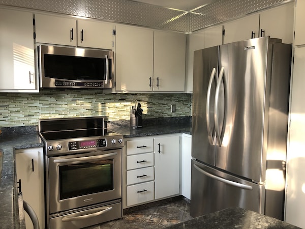 Spacious, Renovated 6 1/2 - Montreal