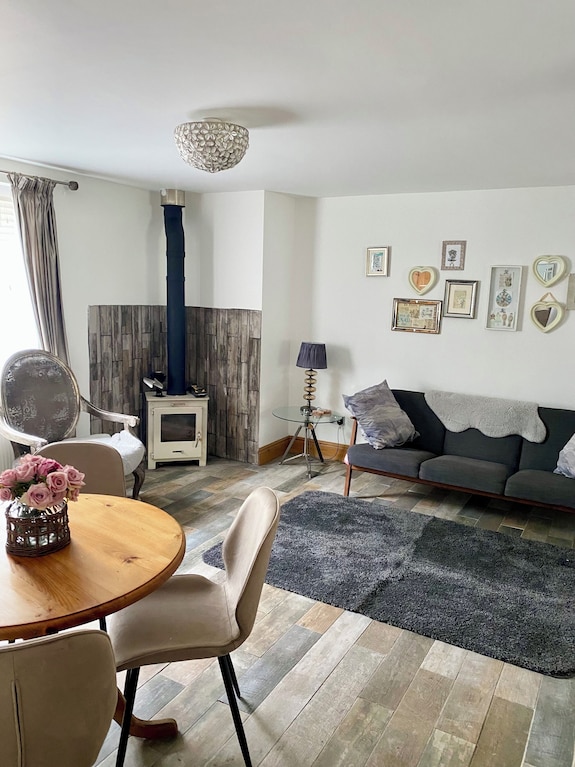 Large Cottage Modernised With Log Burner, Sleeps 3, Close To Motorway Networks - プレストン