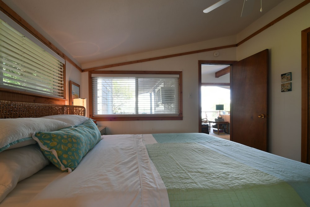 Stunning Views! Enchanting Peninsula Lake Front Home With Dock, Kayaks, Hiking - Sandy Beach, TX