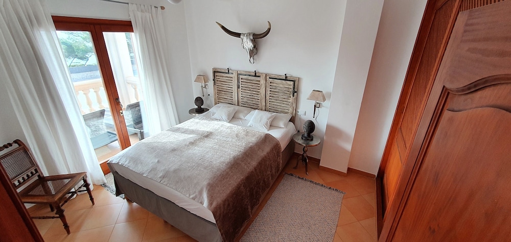 Quality Furnishings, Large Pool, Stunning Sea Views, Just 200m To The Beach - Cala Llombards