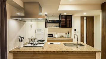 Um frigorífico, um micro-ondas, uma placa de cozinha