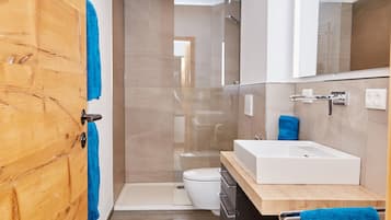 Condo | Banheiro | Chuveiro, toalhas de banho, sabonete, papel higiênico
