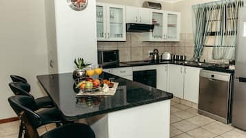 Apartamento Deluxe, 2 quartos | Cozinha privada | Um frigorífico/congelador grande, um micro-ondas, um forno