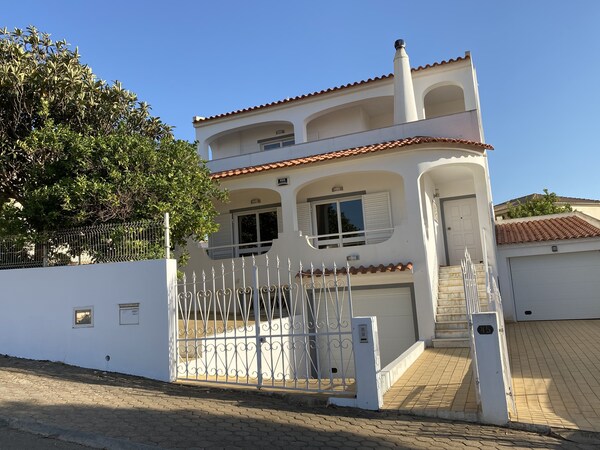 0.5m From Ferragudo Centre And Beach, 5 Bedroomed Air Conditioned Pool Villa - Ferragudo