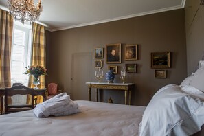 Quarto casal (Ghislaine) | 1 quarto, escrivaninha, espaço de trabalho para notebook