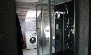 Apartamento em Condomínio Fechado, vista para o jardim | Casa de banho | Toalhas fornecidas, papel higiénico 
