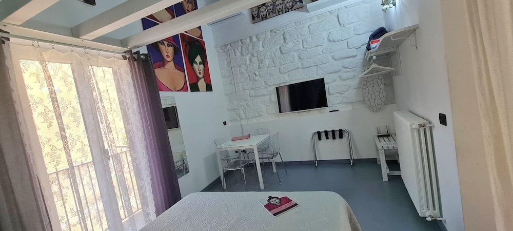 Old Renovated Studio Apartment In Town Hall Square With Works On Display - 아그리젠토