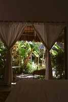 Quarto casal design | Vista para o jardim