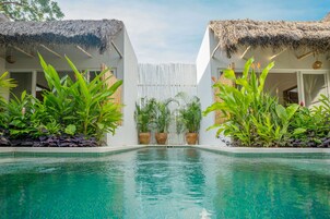 Piscina externa, espreguiçadeiras