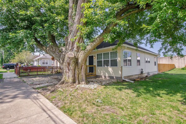 Trendy Bungalow Close To The Park - Kokomo, IN