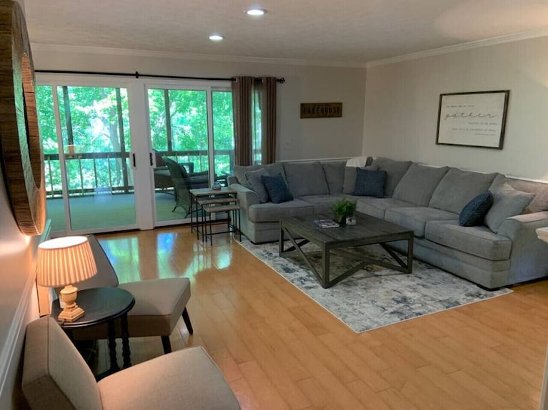 Beautiful Waterfront, W/ Dock, Firepit, Hot Tub - Kentucky Lake