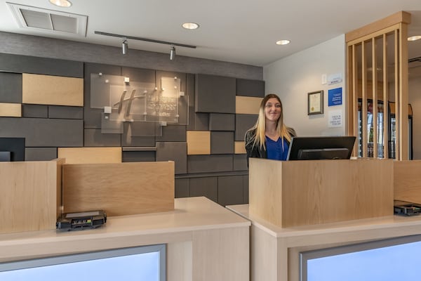 Holiday Inn Express & Suites Carlisle Southwest – I-81 By Ihg - Carlisle, PA