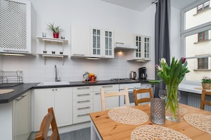 Apartamento | Cozinha privada | Geladeira, micro-ondas, cooktop, talheres/pratos/utensílios de cozinha