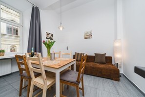 Apartamento | Cozinha privada | Geladeira, micro-ondas, cooktop, talheres/pratos/utensílios de cozinha