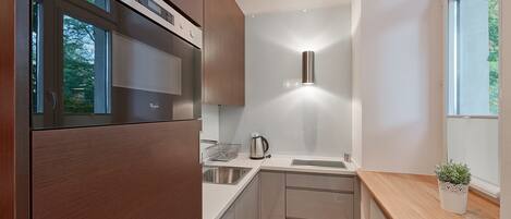 Suite-Estúdio Cidade | Cozinha privada | Um frigorífico/congelador grande, um micro-ondas, uma placa de cozinha