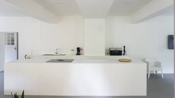 Apartamento | Cozinha privada | Um frigorífico, um micro-ondas, um forno, uma placa de cozinha