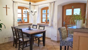 Apartamento, pátio | Refeições no quarto
