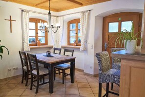Apartamento, pátio | Refeições no quarto