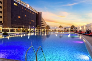 2 piscinas interiores, piscina exterior, guarda-sóis, espreguiçadeiras 