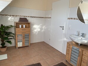 Casa | Casa de banho | Um polibã, um secador de cabelo, toalhas fornecidas, sabão 