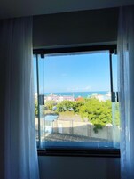 Quarto luxo, vista para o oceano | Frigobar, escrivaninha, ferros/tábuas de passar roupa, Wi-Fi de cortesia