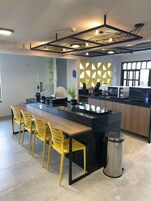 Refrigerador em uma área comum, micro-ondas em uma área comum