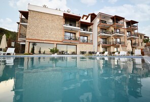 2 piscinas internas, piscina externa sazonal