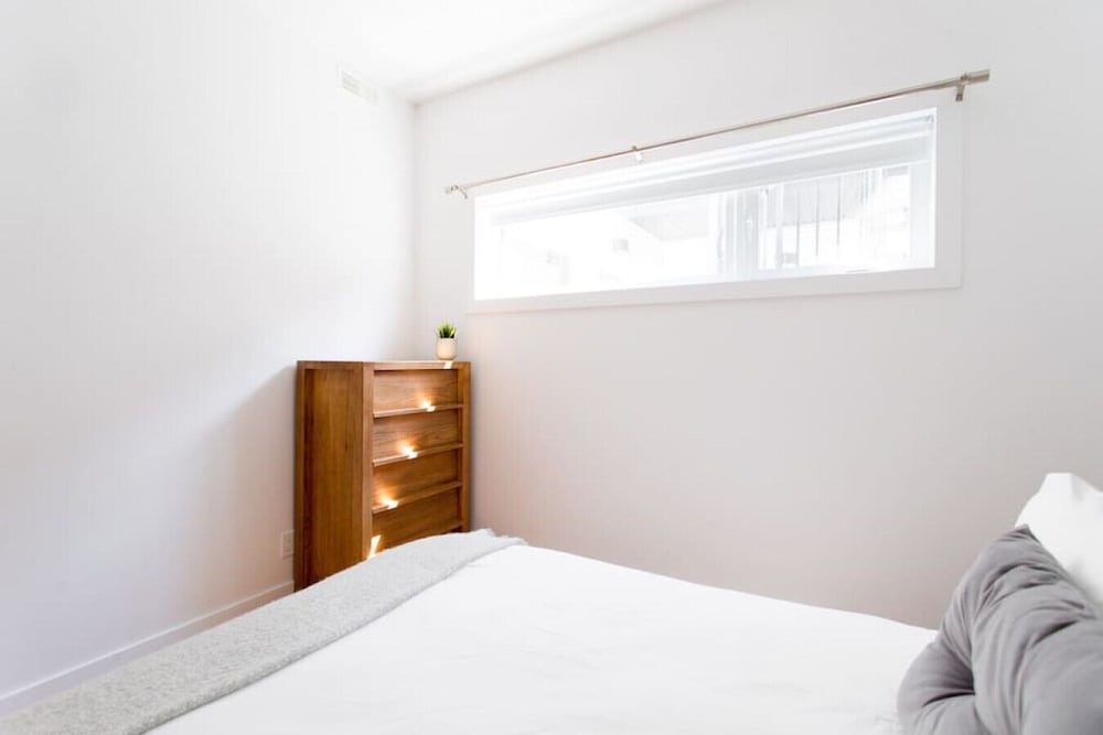 Large Modern 2 Bedroom Condo In Little Italy Plus Garage - Montreal