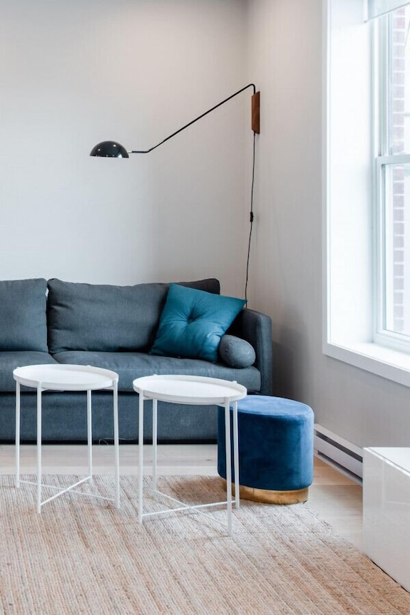 Explore Montreal From Sleek Contemporary Apartment - Laval, Quebec, Canadà