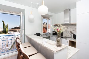 Apartamento Deluxe, 1 quarto, vista para o rio (Terrace) | Cozinha privada | Um micro-ondas, uma torradeira, utensílios de cozinha 