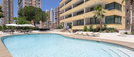 Piscina externa, funciona das 10h às 20h, espreguiçadeiras