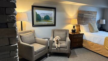 Estúdio, 1 cama queen-size, não fumadores (Inn, Dog-friendly) | Roupa de alta qualidade, cofre no quarto, ferro/tábua de engomar