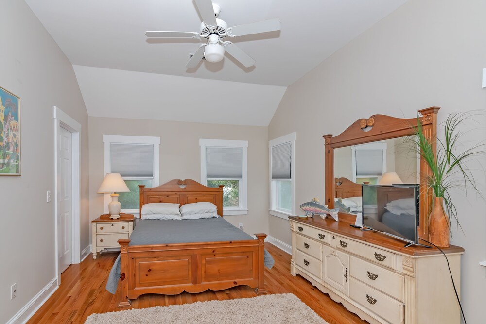 Cottage Located In The Middle Of The Island And Amenities. Screened In Porch And Open Concept Living - Bald Head Island, NC