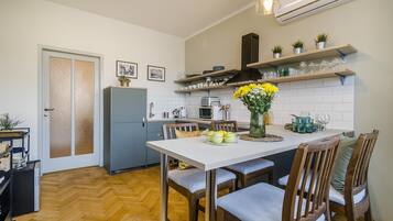 Apartamento Tradicional | Cozinha privada | Um frigorífico, um micro-ondas, um forno, uma placa de cozinha