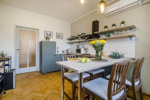Apartamento Tradicional | Cozinha privada | Um frigorífico, um micro-ondas, um forno, uma placa de cozinha 